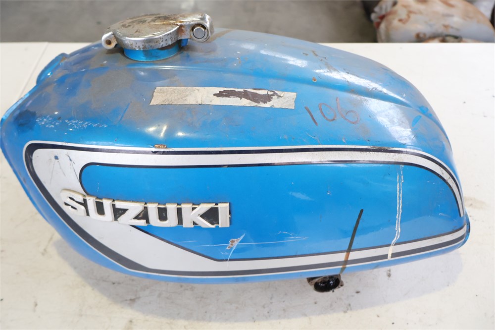 GTS Auctions - Suzuki GT380 petrol tank - 106/B53