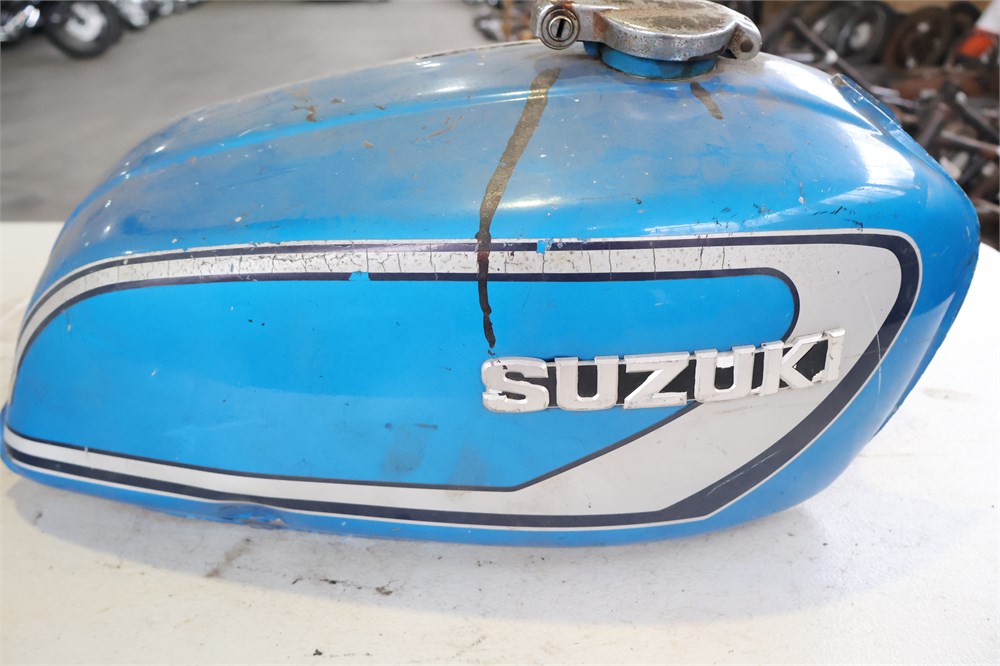 GTS Auctions - Suzuki GT380 petrol tank - 106/B53